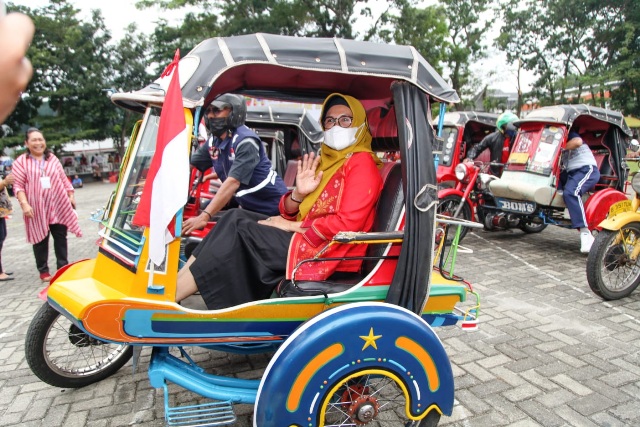 Memeriahkan HUT RI ke 77 Tahun, Plt Wali Kota Siantar Ikut Pawai Becak ...